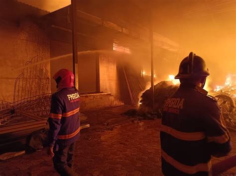 Pune मंडपाचे साहित्य ठेवलेल्या गोडाऊनला भीषण आग तीन कामगारांचा जळून मृत्यू Pune Marathi News