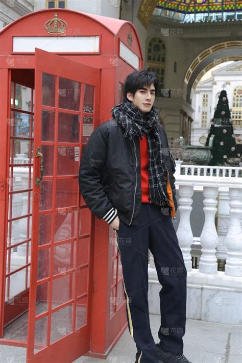 网红模特双手插兜靠在电话亭上素材 花瓣网 网红模特双手插兜靠在电话亭上素材 花瓣网