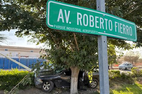 Choca Contra Poste Y Huye Pick Up Termina Destrozada En Parque Industrial