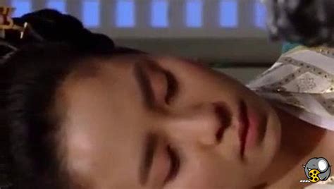 جومونگ تیکه ی خنجر به زنش می دهد فیلو