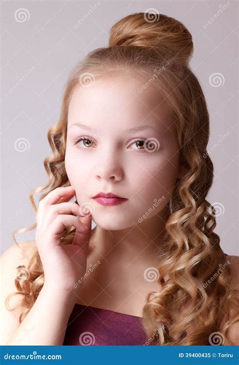 Закройте вверх по портрету маленькой девочки Стоковое Изображение изображение насчитывающей