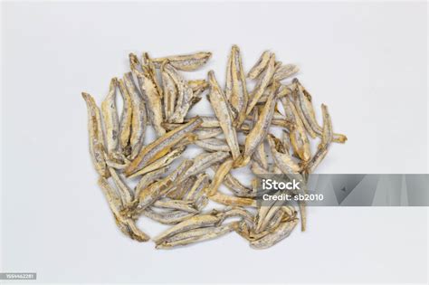 흰색 바탕에 말린 멸치 격리 클로스업 평면도 테이블 위의 소금에 작은 말린 멸치 맥주 용 소금에 절인 바다 생선 해산물 스낵 마른 멸치 건강한 생활방식에 대한 스톡 사진 및