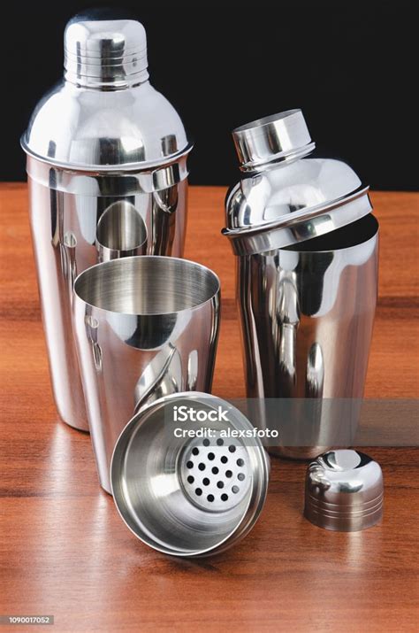 3 칵테일 셰이 커 바에서 여름 칵테일을 만들기 위한 분해 된 형태로 유럽 통 유리 체 뚜껑 0명에 대한 스톡 사진 및 기타 이미지 Istock