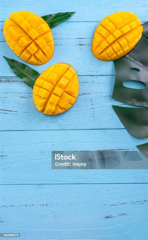 신선한 망고 밝은 파란색 목재 배경에 녹색 잎과 아름다운 다진 과일 열대 과일 디자인 개념입니다 플랫 레이 맨 위 보기 복사 공간 0명에 대한 스톡 사진 및 기타 이미지