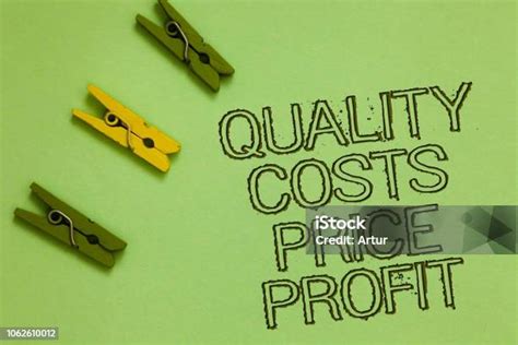 단어 쓰기 텍스트 품질 비용 가격 이익 Wothiness 수입 사이의 균형에 대 한 비즈니스 개념 개요 단어 녹색 중간 노란 종이 클립 올리브 색상 지상에 가치