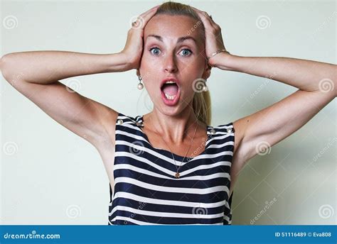 Een Verbaasde Vrouw Met Open Mond Stock Afbeelding Image Of