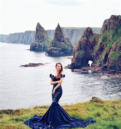 Фотопроект Mydressstories девушка в красивых платьях на фоне живописных мест Dymontiger