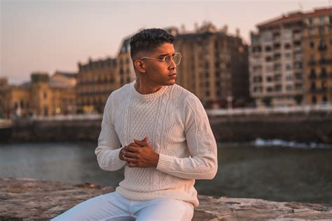 여름 라이프 스타일 여름 휴가를 즐기는 젊은 라틴계 바지와 스웨터와 흰색 옷을 입고 일몰을 즐기고 있습니다 25 29세에 대한 스톡 사진 및 기타 이미지 Istock