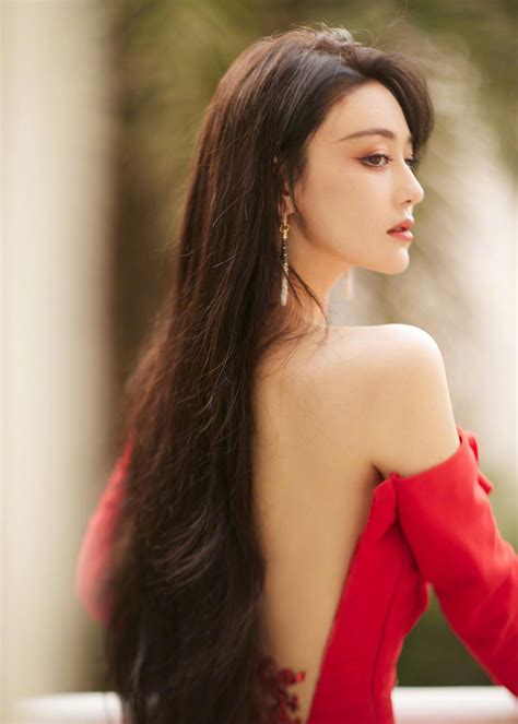 34岁张馨予身材太绝了！v领露香肩性感美艳，网友：倾国倾城号手就位张馨予v领新浪新闻