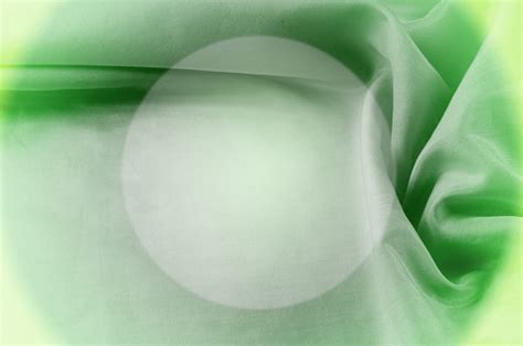 직물의 질감 배경입니다 배경으로 녹색 실크 직물 실크 또는 공단 부드러운 우아한 그린을 사용할 수 있습니다 녹색 추상적인 직물 배경 또는 액체 파도 곡선에 대한 스톡 사진