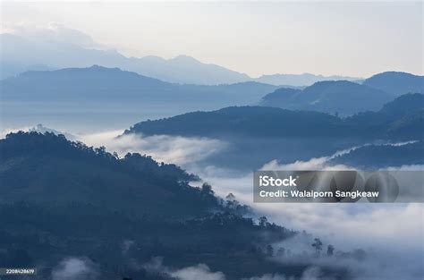 아름다운 산과 마을과 숲 너머로 보이는 아침 안개의 공중 전망 Ban Jabo Pang Mapha Mae Hong Son Thailand에서 안개와 햇빛이 있는 겹치는 언덕