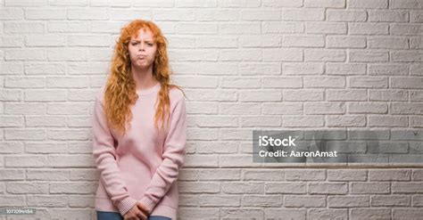 재미 있은 얼굴 뺨 피 벽돌 벽을 통해 서 젊은 빨강 머리 여자 입 어 미친 식으로 팽창 한 명의 여자만에 대한 스톡 사진 및 기타 이미지 Istock