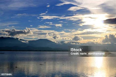 아름 다운 석양과 저녁 하늘에 산 및 구름과 일몰 배경에 대 한 호수에 반영 일몰에서 아름 다운 화려한 하늘 아래 시골 풍경