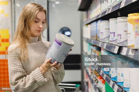 여자는 슈퍼마켓에서 유아용 우유 분유를 구입 상점 쇼핑몰에서 젊은 어머니의 초상화 우윳가루에 대한 스톡 사진 및 기타 이미지 우윳가루 이유식 상점 Istock