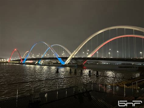 За няколко часа мост във Вашингтон е осветен за трети март с бяло синьо червено вместо с