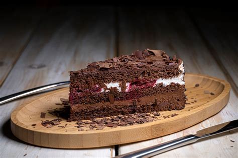 숲 과일과 초콜릿은 그것에 과일의 작은 조각과 케이크의 조각을 0명에 대한 스톡 사진 및 기타 이미지 0명 거품 내기 과일 Istock