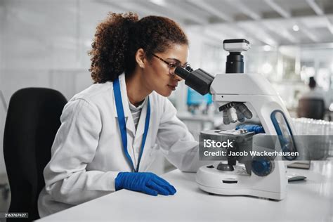 현미경 여성 검사 및 바이러스 연구는 건강 관리 과학자 및 실험실 작업과 함께 과학 연구를 수행합니다 과학 저널에 대한 조사를 통한 분석 테스트 및 의료 전문가 30 34