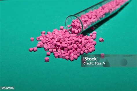 플라스틱 팔레트입니다 플라스틱 원료 산업에 대 한과 립에 고분자 염료는 청록색 바탕에 핑크입니다 폐 폴 리 에틸렌 및 폴 리 프로필 렌의 처리 후 플라스틱과 립 중합체입니다