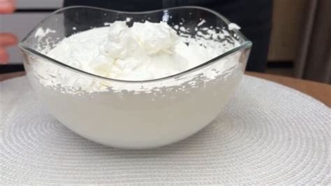 Домашнє персикове морозиво зі згущеним молоком