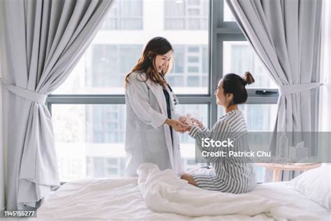 아시아 중국 여자 의사 주는 의료 검사 하기 환자에 침대에 집 2명에 대한 스톡 사진 및 기타 이미지 2명 건강 진단 건강관리와 의술 Istock