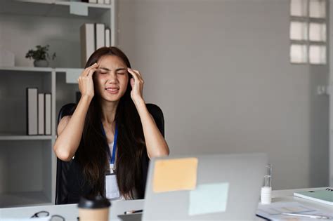 현대 사무실 환경에서 직장에서 스트레스와 피로를 경험하는 젊은 사업가 결심에 대한 스톡 사진 및 기타 이미지 결심 경영자 과로 Istock