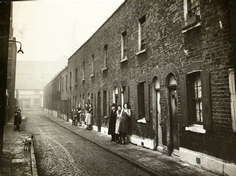 38 Fantastic Photos Capture Street Scenes Of London During The 1930s
