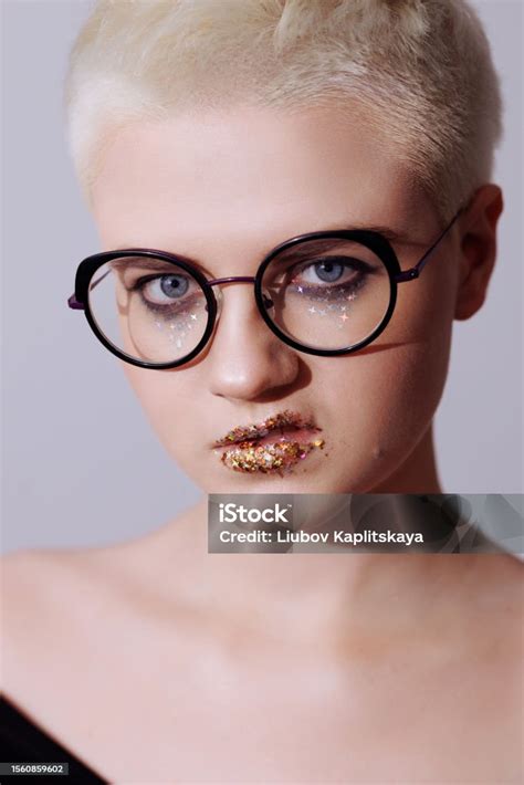 그녀의 입술에 반짝이는 짧은 머리를 가진 아름다운 여자의 초상화 금발 머리에 대한 스톡 사진 및 기타 이미지 금발 머리 깨끗한 네온 Istock