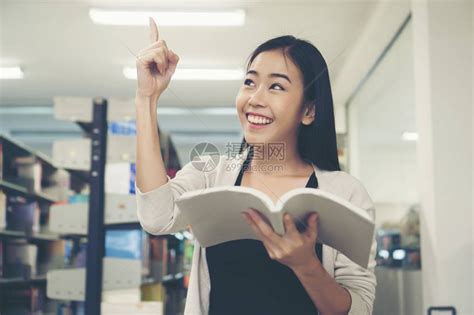 年轻漂亮的亚洲学生在图书馆里读书教育概高清图片下载 正版图片505177900 摄图网