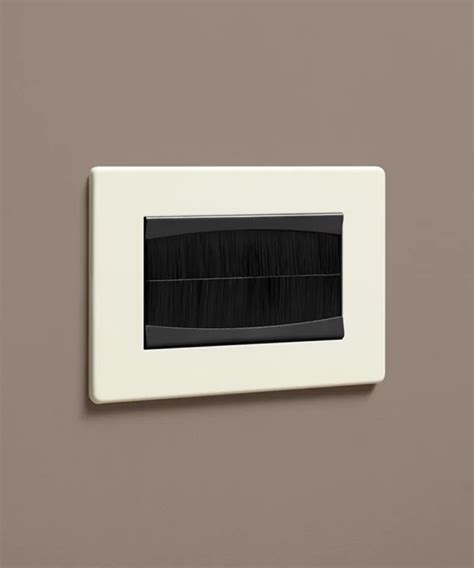 Cream Double Brush Plate Dowsing And Reynolds