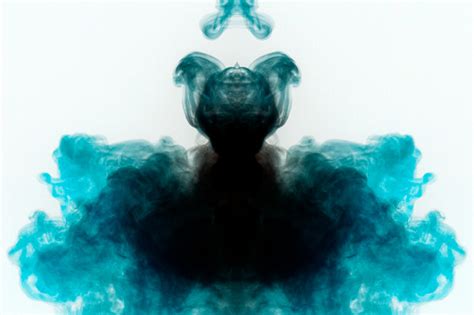 공포 영화에서 흰색 배경에 두려움의 느낌을 만드는 검은 시체와 함께 귀신의 형태로 파란색과 검정색에서 다 색된 연기의 신비로운 패턴입니다 개념에 대한 스톡 사진 및 기타