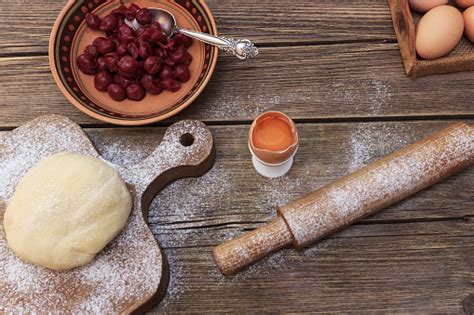 유리 접시에 코티지 치즈 케이크와 체리 베리 조각과 통조림 체리 베리 빈티지 토닝 과일에 대한 스톡 사진 및 기타 이미지 과일 미식가 빵집 Istock