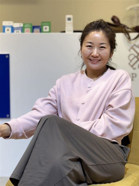 Paparazzi Mn 📌Шинэ үсгийн багш” Б Гарьдын эхнэр Ц Үүрцайх Амьдралд хэзээ ч ам гарч болдоггүй