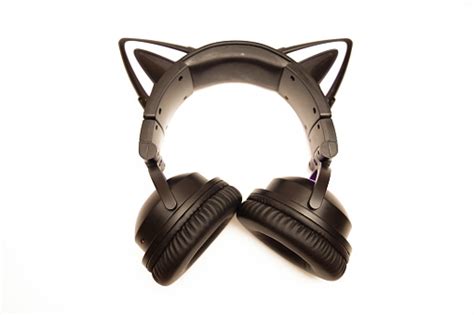 검은색 무선 헤드폰이 흰색 배경에 강조 표시됩니다 코스프레 액세서리 고양이 귀가 있는 무선 게임 헤드셋 조명의 다른 색상 0명에