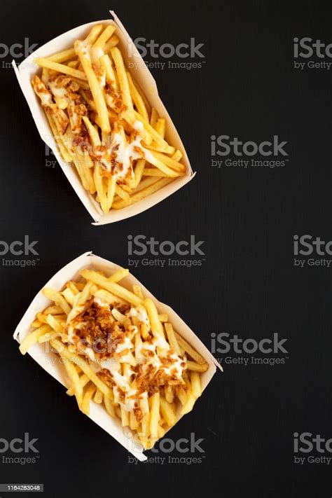 검은 배경의 종이 상자에 치즈 소스와 양파를 곁들인 감자 튀김 꼭대기 보기 평면 누워 오버 헤드 위에서 공간을 복사합니다 0명에 대한 스톡 사진 및 기타 이미지 Istock