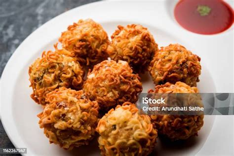 바삭바삭한 국수매기 파코라 또는 파코다는 케첩과 함께 제공되는 인기 있는 인도차이나 길거리 음식입니다 0명에 대한 스톡 사진 및 기타 이미지 Istock