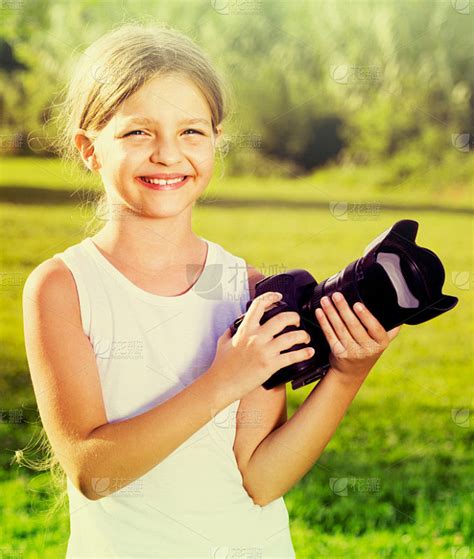 拿着相机的女孩