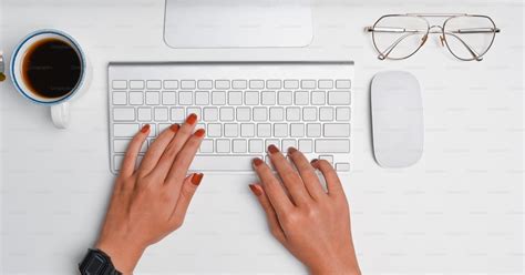 흰색 책상에서 컴퓨터로 작업하는 세련된 여성의 오버헤드 샷 사진 Unsplash의 헬프 데스크 이미지