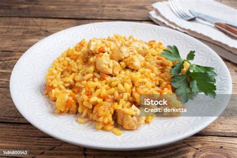 맛있는 아시아 필라프 야채와 닭고기를 접시에 곁들인 조림 쌀 나무 소박한 배경 건강한 식생활에 대한 스톡 사진 및 기타 이미지 건강한 식생활 고기 그릇 Istock