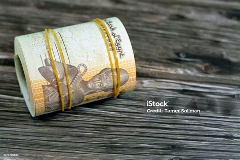 50 피아스터 하프 Egp Le 이집트 파운드 현금 지폐는 알 아즈하르 모스크와 람세스 2세의 이미지가 있는 고무줄로 말아서 2번째 이집트 머니 번들 롤 50피아스트르 0