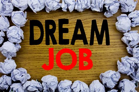 필기 발표 텍스트 보여주는 꿈의 직장입니다 접힌된 종이 공와 오래 된 배경에 공간 나무 나무 바탕에 작성 된 고용 작업 위치에 대 한 꿈을 위해 사업 개념 개념에 대한 스톡