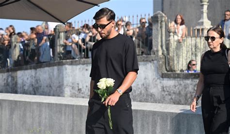 รวมรูปภาพของ เพื่อนร่วมสโมสรและทีมชาติแห่ร่วมงานศพ โชตา น้องชาย เนืองแน่น ภาพ รูปที่ 16 จาก 20