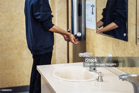 청결과 위생을 위해 씻은 후 공중 화장실 세면대에서 손을 말리십시오 가정 생활에 대한 스톡 사진 및 기타 이미지 가정 생활 개수대 거울 Istock