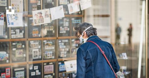 갈색 나무 선반 근처에 서 있는 파란색 데님 재킷을 입은 남자 사진 Unsplash의 무료 청바지 이미지