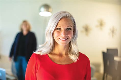 밀레니얼 딸 과 성숙한 성인 어머니 에 거실 설정 어머니의 날 사진 시리즈 여자에 대한 스톡 사진 및 기타 이미지 여자 행복 휴식 Istock