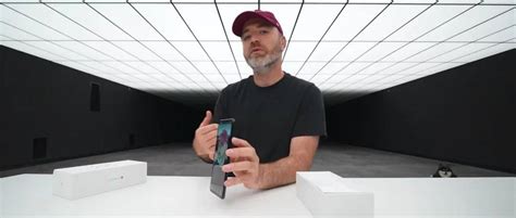 来康康油管千万粉丝博主unbox Therapy对中兴axon 30的评价！屏下