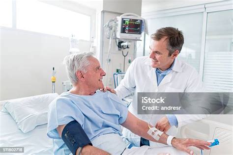의사와 이야기하는 Icu의 선임 남자 환자에 대한 스톡 사진 및 기타 이미지 환자 응급실 의사 Istock