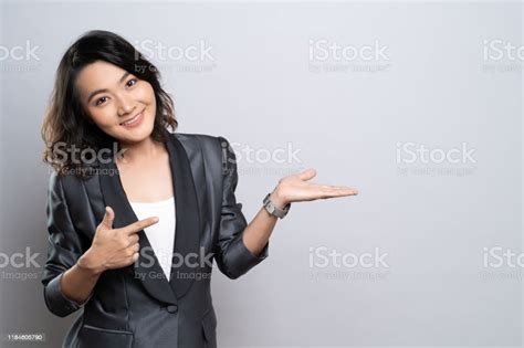 행복한 여자는 흰색 배경을 통해 고립 된 복사 공간을 제시 계획에 대한 스톡 사진 및 기타 이미지 계획 고립 색상 공연 Istock