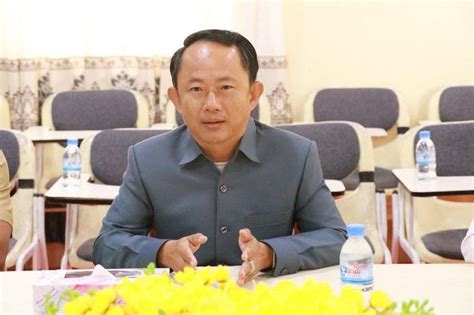 លោក ពៅ សុខ និងលោក មែ ស៊ីថុន នាំយកសៀវភៅដែលរៀបរាប់ពីសម្តេចតេជោ ហ៊ុន សែន និងលោក ហ៊ុន ម៉ាណែត