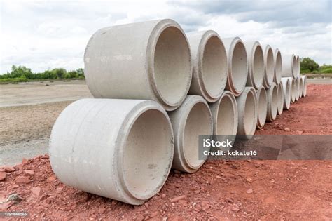 건설 현장의 콘크리트 배수 파이프 콘크리트 배수 파이프는 건설을 위해 적층 하이웨이 로드 근처 건설 현장의 콘크리트 배수관 콘크리트에 대한 스톡 사진 및 기타 이미지
