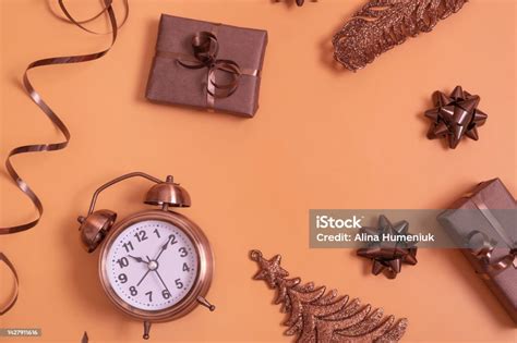 플랫 누워 알람 시계와 선물 상자는 복사 공간이있는 컬러 배경 상단보기에 0명에 대한 스톡 사진 및 기타 이미지 0명 갈색 개념 Istock